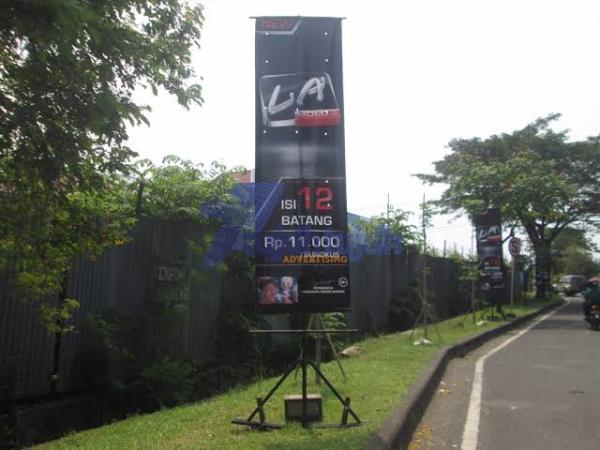 Sewa Tiang Besi T Banner Umbul-Umbul - Semesta Advertising