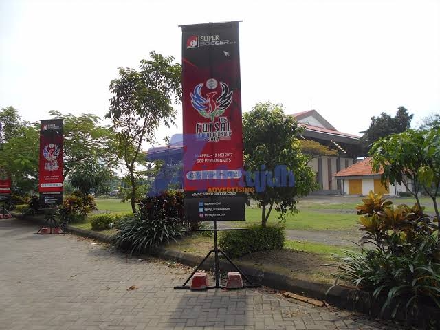 Sewa Tiang Besi T Banner Umbul-Umbul - Semesta Advertising
